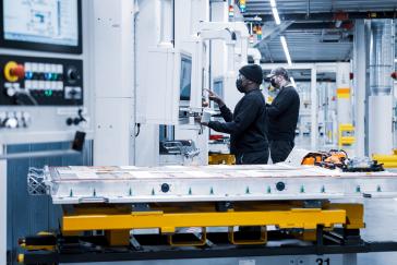 Mercedes-Benz EV ramp-up: new battery plant sets stage for EQS SUV ...