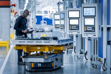 Mercedes-Benz EV ramp-up: new battery plant sets stage for EQS SUV ...