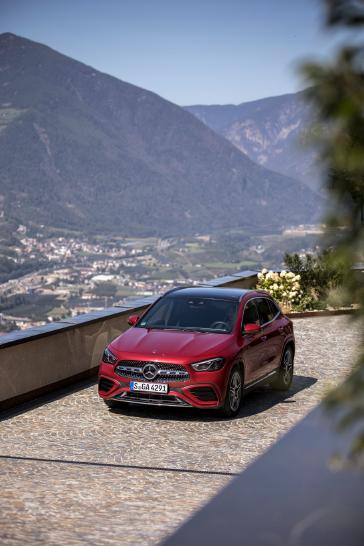 Sporty compact SUV with numerous innovations: the new Mercedes-Benz GLA