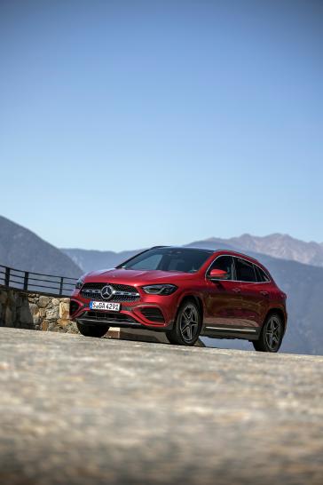 Sporty compact SUV with numerous innovations: the new Mercedes-Benz GLA